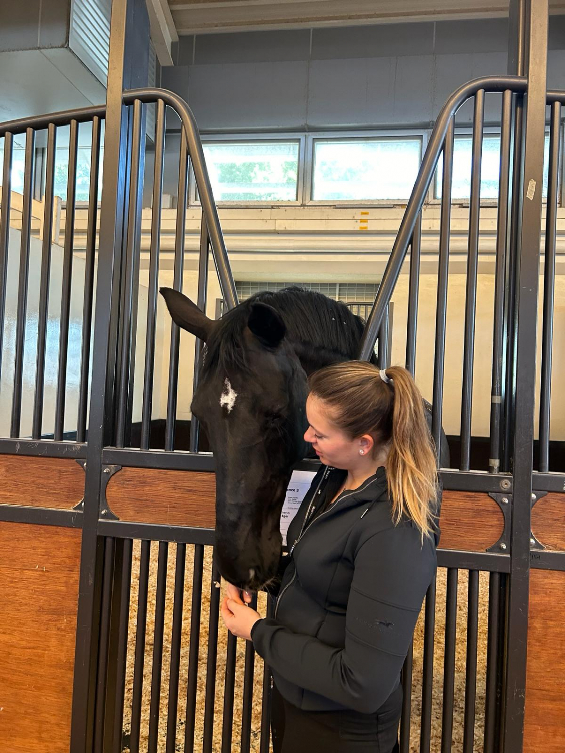 Hinters Dohas Kulissen – mit Evelyn Eger - Website Dressursport Kim